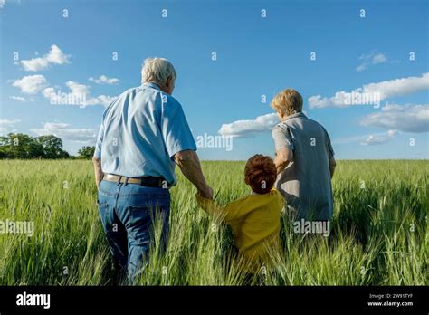 Groupe de marche âgé Banque de photographies et dimages à haute