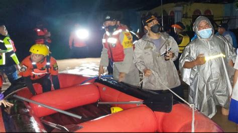 Tim SAR Gabungan Evakuasi Warga Yang Terjebak Banjir Di Singkil Manado