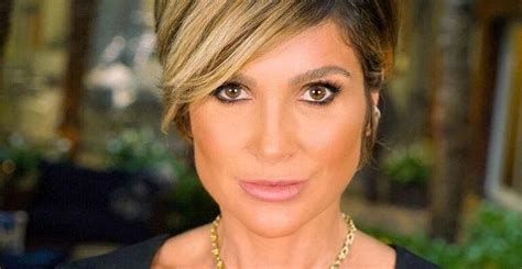 Flávia Alessandra posa de biquíni neon e arranca elogios da web Que