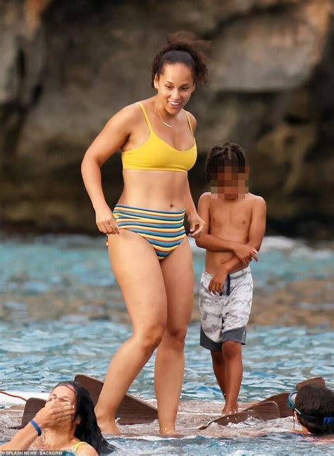 9 Hot Sexy Alicia Keys Bikini Pics