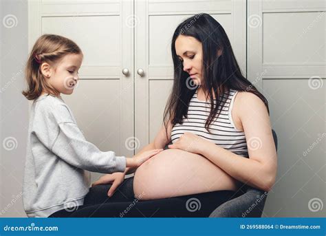 Menina Feliz Tocando a Barriga Grávida Da Mãe Mãe Grávida E Filha
