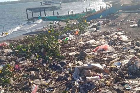 Miris Warga Tanjung Luar Buang Sampah Di Pesisir Pantai Karena Tidak