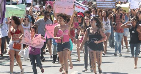 G1 Marcha das Vadias protesta contra agressão sexual em Goiânia