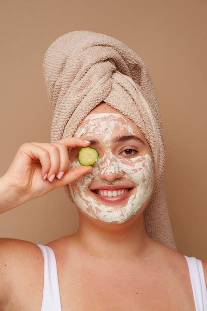 Retrato de mujer haciendo su régimen de belleza y rutina de cuidado de