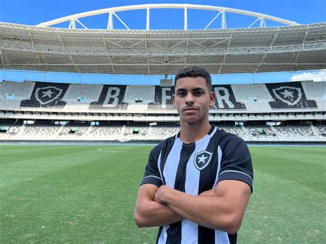 Além de Tomate Botafogo anuncia trio do Resende e dupla do Taubaté