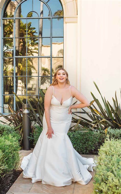 1387 Martina Liana Fit And Flare Plus Size Wedding Dress With Neck