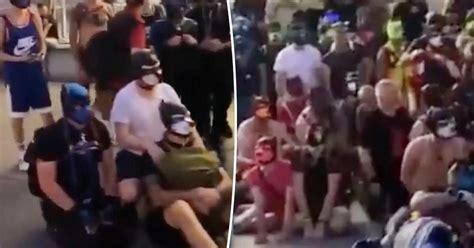 Sute de oameni care se identifică drept câini s au aduna la gara din
