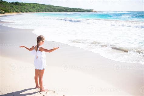 portrait d une adorable petite fille à la plage pendant ses vacances d