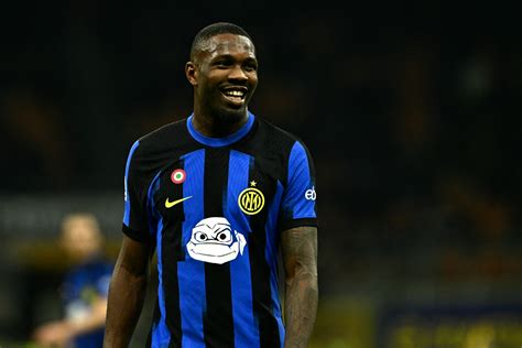 Thuram Si Offre Di Sostituire La Maglia Di Lukaku Per Un Tifoso Dell