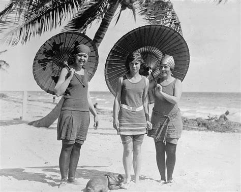 Beauty And The Beach 1918 Vintage Beach Beach Photos Vintage Photos