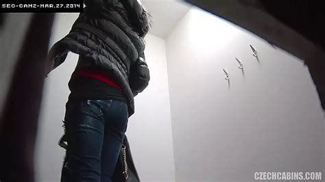 Jolie nana filmée nue en caméra cachée dans une cabine d essayage