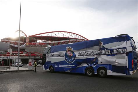 Adeptos Prepararam Rece O Apote Tica Ao Autocarro Do Benfica
