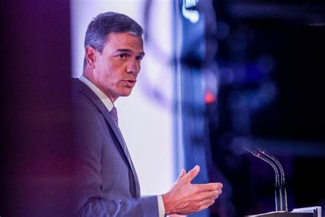 Sánchez dice que tendría que haber corregido antes la Ley del sí es