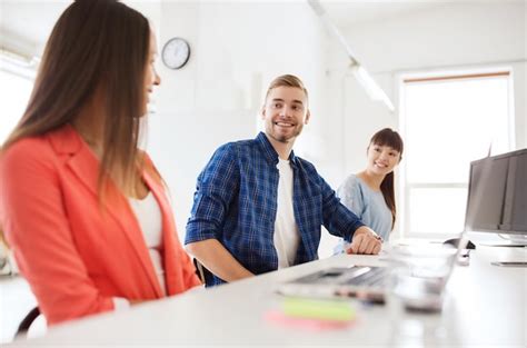 Concepto de negocios comunicación puesta en marcha y personas feliz