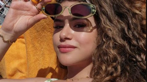 De biquíni Maisa Silva exibe boa forma em praia na Itália