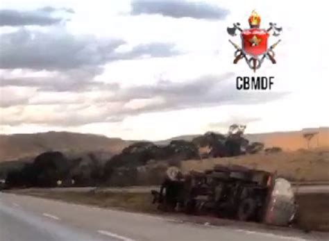 Carreta tomba e derrama gasolina e álcool na BR 060 Jornal de Brasília