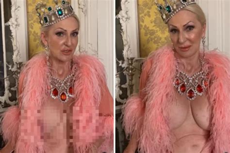 Désirée Nick inszeniert sich als Königin oben ohne und zeigt ihre