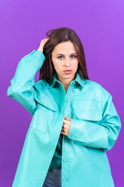 Cierra el retrato de una joven caucásica con gabardina azul aislada en