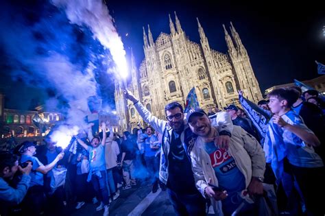 Milano Si Tinge D Azzurro Per Lo Scudetto Del Napoli Fuochi D