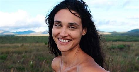 De biquíni Débora Nascimento exibe boa forma ao ar livre