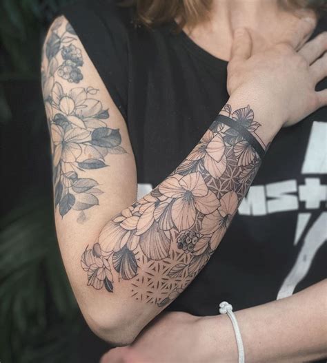 25 Cool Sleeve Tattoos Design Ideas For Women Flymeso Blog Sleeve