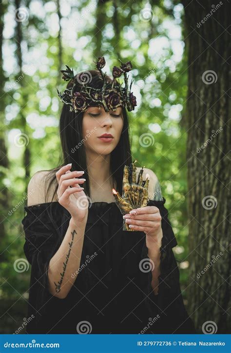 Rgan Magic Goth Girl Im Wald Der Ein Ritual Macht Stockfoto Bild Von