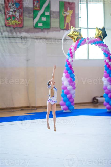 Belle Petite Fille Gymnaste Active Avec Sa Performance Sur Le Tapis
