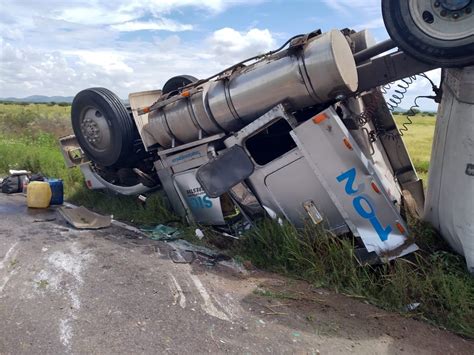 Tráiler vuelca en la carretera libre Durango Gómez Palacio