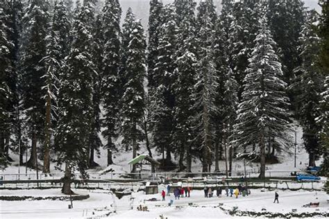 Higher Reaches Receive Fresh Snowfall In Kashmir