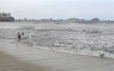 En Mazatlán restringen actividades acuáticas en playas por fuerte