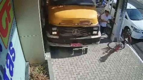 Vídeo homem escapa por pouco de ser atropelado por caminhão