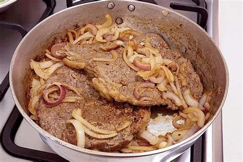 Como fazer bife acebolado macio e suculento para a hora do almoço
