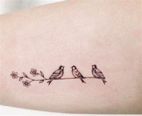 Tatuajes de pájaros estilo minimalista muy significativos Tatuantes