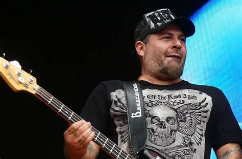 HZ Mingau do Ultraje a Rigor respira por aparelhos após segunda