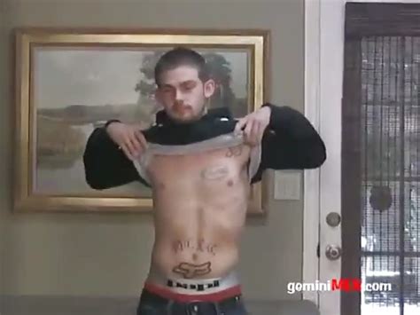 Un Uomo Tatuato Si Masturba Seigay