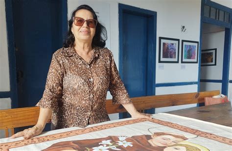 Tradição e Arte Há 24 anos Sandra Sobral é a responsável pela pintura