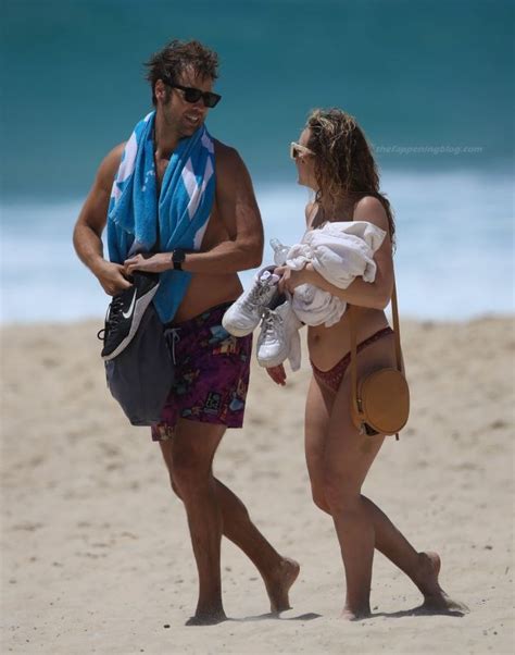 Abbie Chatfield Shows Her Nude Tits On The Beach 29 Photos