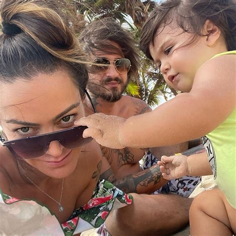 Laura Keller abre álbum de viagem ao nordeste namorado e filho