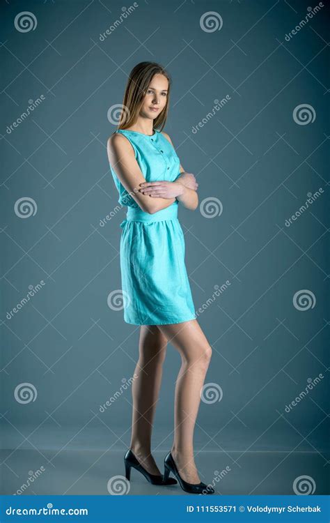 Menina Adolescente Em Um Vestido Azul Em Um Fundo Azul Cinzento Imagem