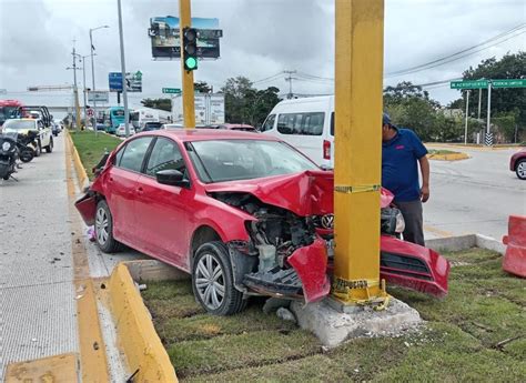 Accidente en bulevar Colosio de Cancún deja 4 heridos