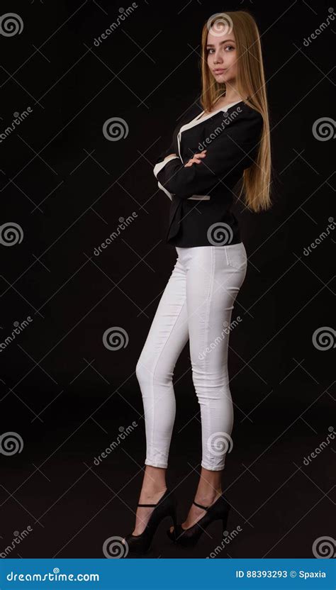 Retrato Completo Do Corpo De Uma Mulher Bonita Imagem De Stock Imagem