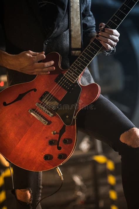 Guitarra De La Electricidad Del Juego Del Guitarrista En Etapa Del