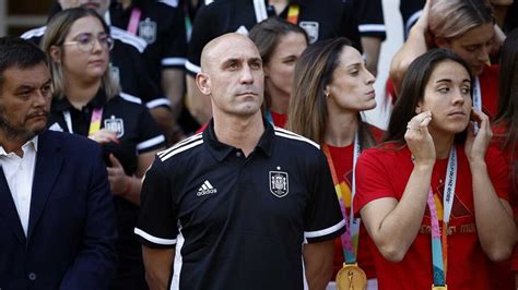 Fiscalía española acusa a Luis Rubiales de agresión sexual y coacciones