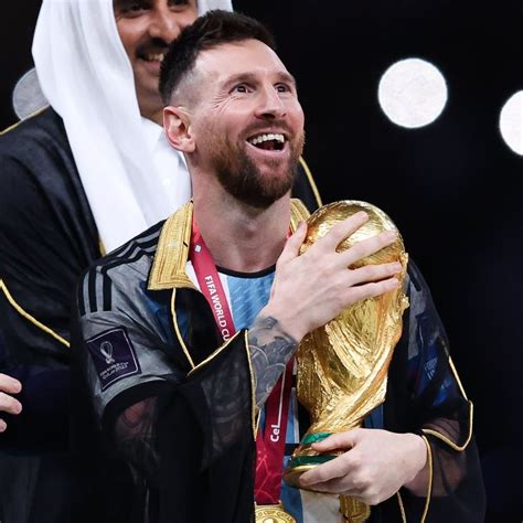 Qué es el bisht la túnica con la que Messi levantó la Copa