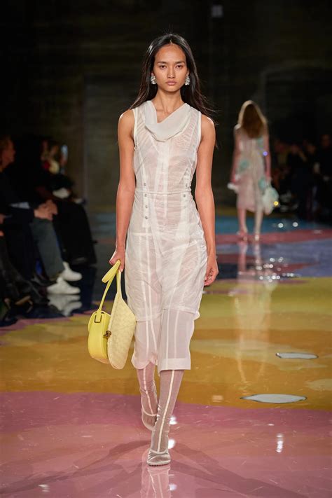 Tendance robe transparente elle est difficile à porter mais aussi la