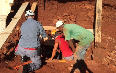 Pedreiro é resgatado ileso após ficar soterrado em desabamento de muro