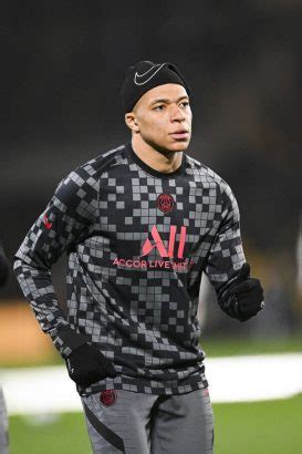 Emma Smet en couple avec Kylian Mbappé Elle répond à sa manière Closer