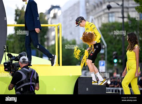 Paris France 23 Juillet 2023 Jonas Vingegaard Jumbo Visma Avec Le