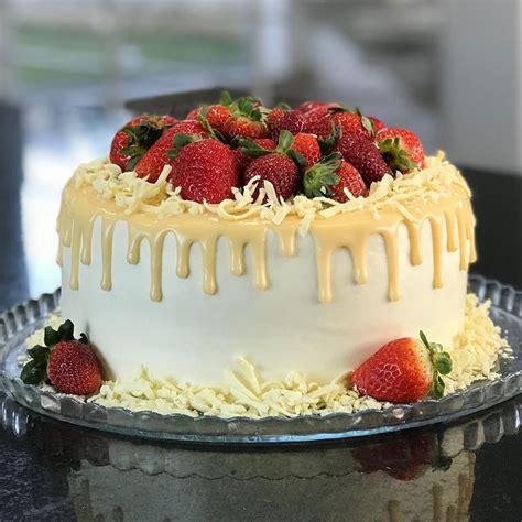 Drip Cake Recheado Creme Belga Morangos E Brigadeiro Branco