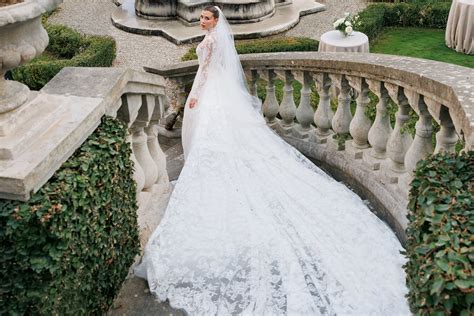 Stephanie Salas lleva el vestido más elegante en la boda de su hija